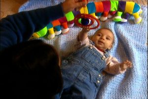 Estimulación para que el bebé agarre objetos | Cuidado Infantil